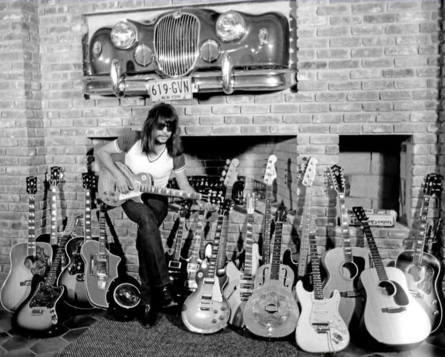 Alla ricerca della chitarra perduta. È la Wandrè suonata dai Kiss