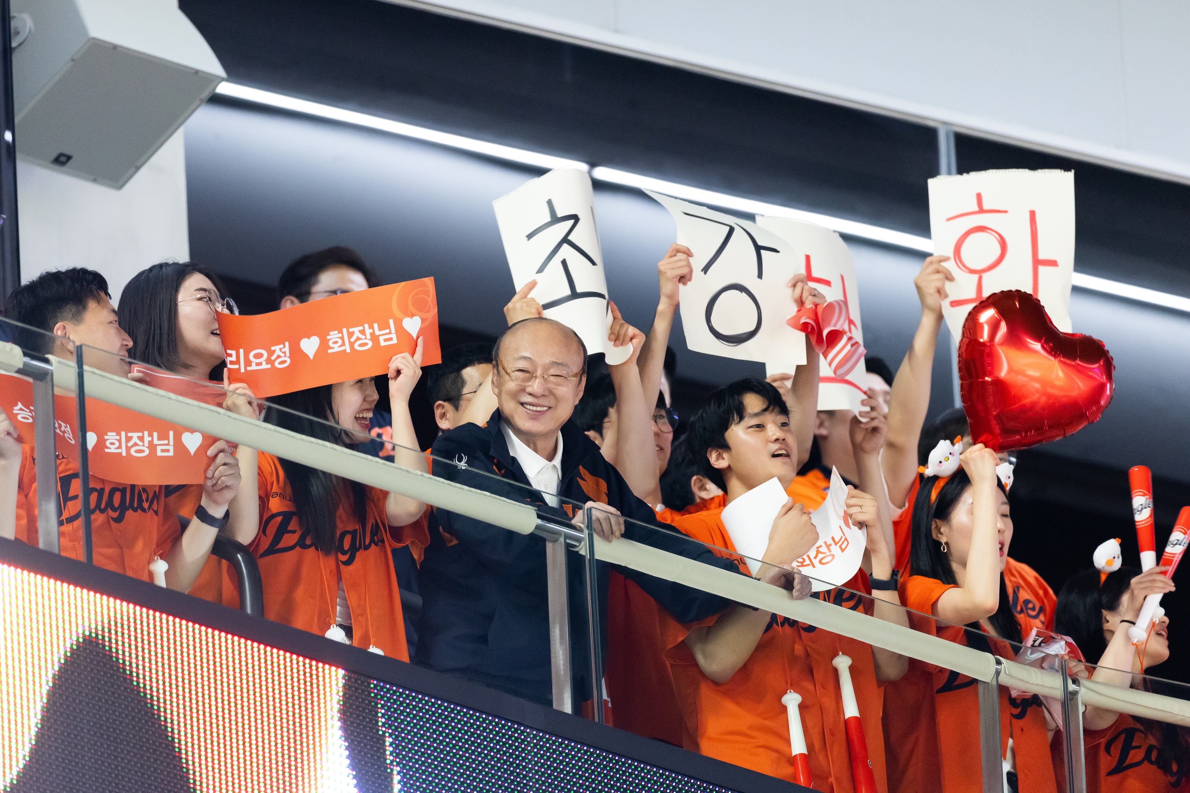 Hanwha Chairman Gifts Orange Smartphones to Eagles