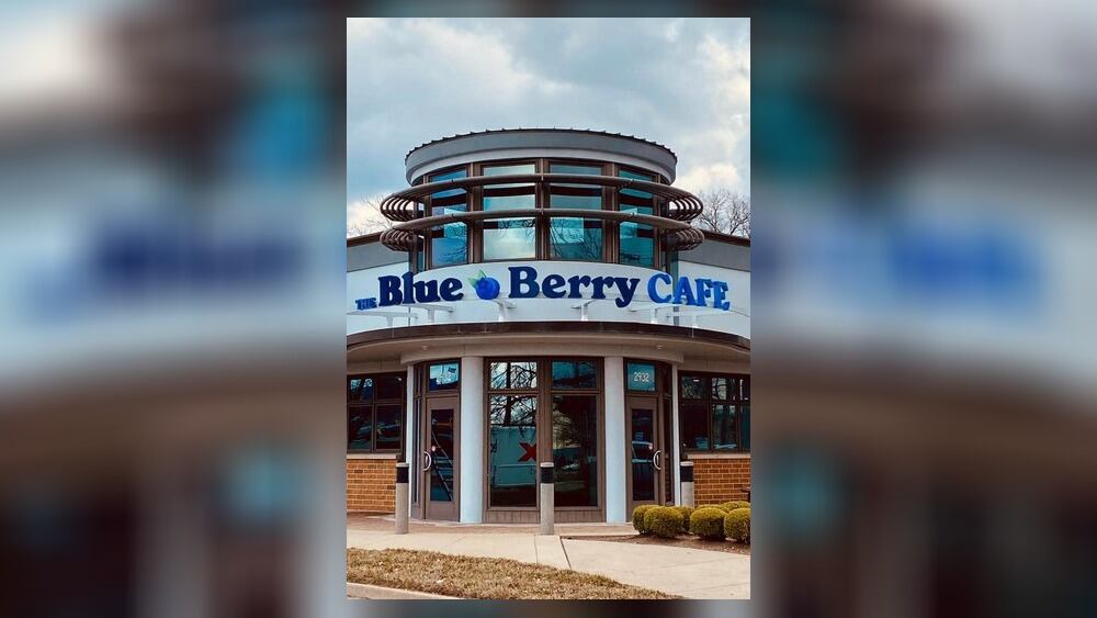 Local restaurant serves free meals to families in need for final day