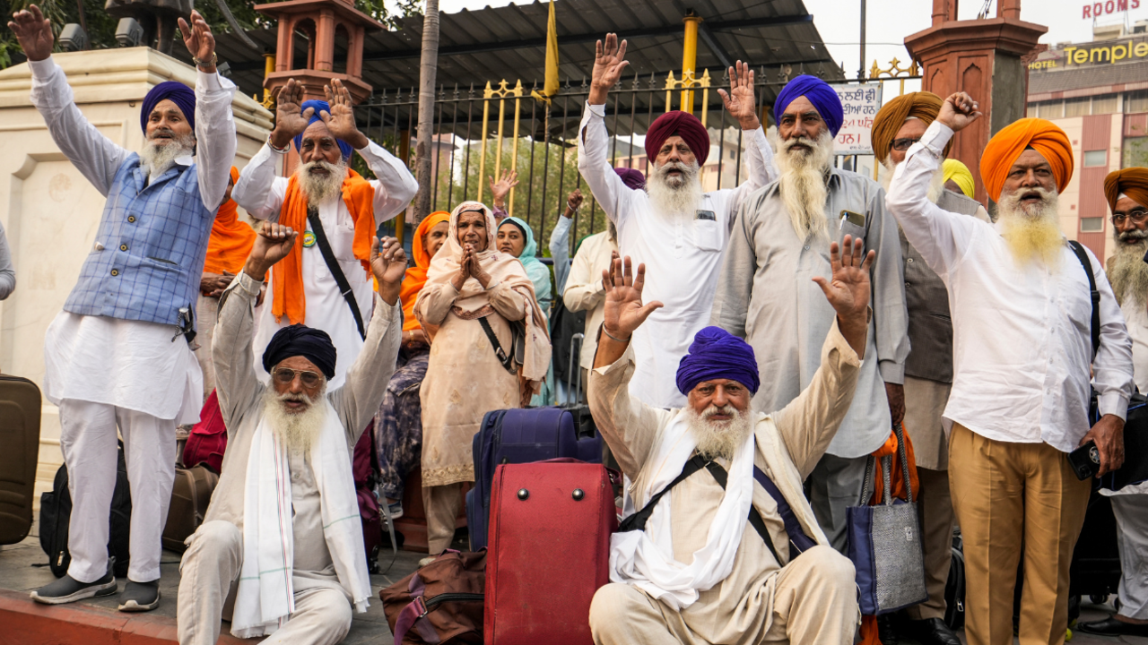 Another Shocker From Pakistan: Welcomes Sikh Jatha For Guru Nanak Dev's ...