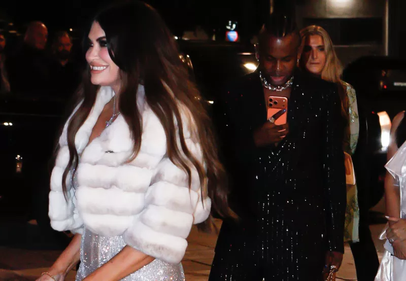 Fancy James: Ο εκκεντρικός στυλίστας που «ντύνει» την Κίμπερλι Γκίλφοϊλ