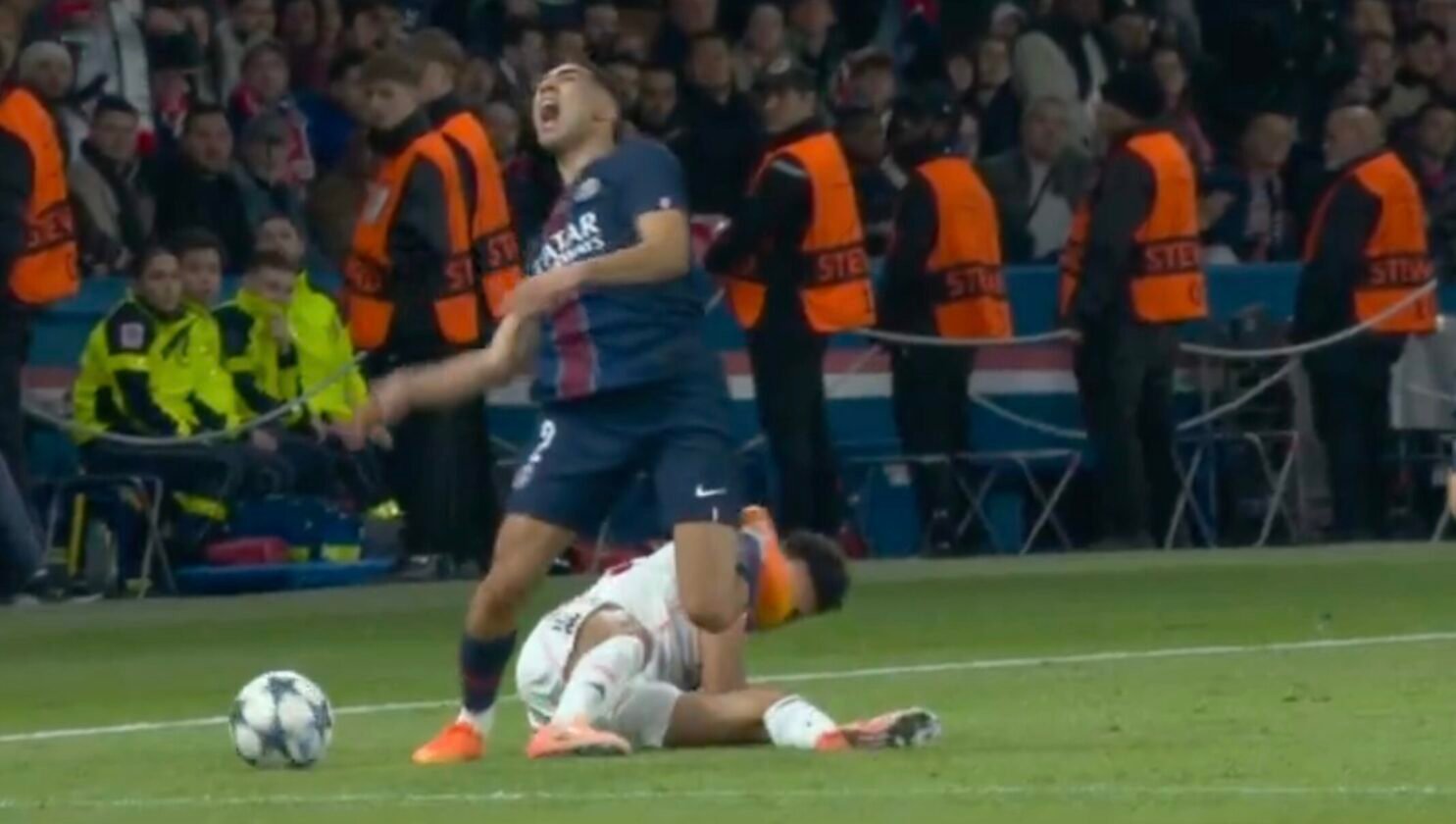PSG. Hakimi leaves the pitch in tears after horrific injury