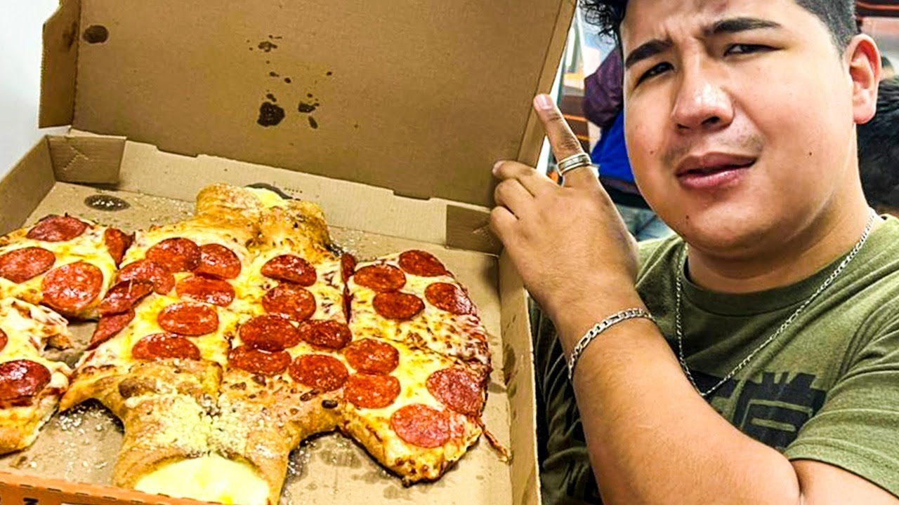 Probando la Batman pizza de Little Caesars