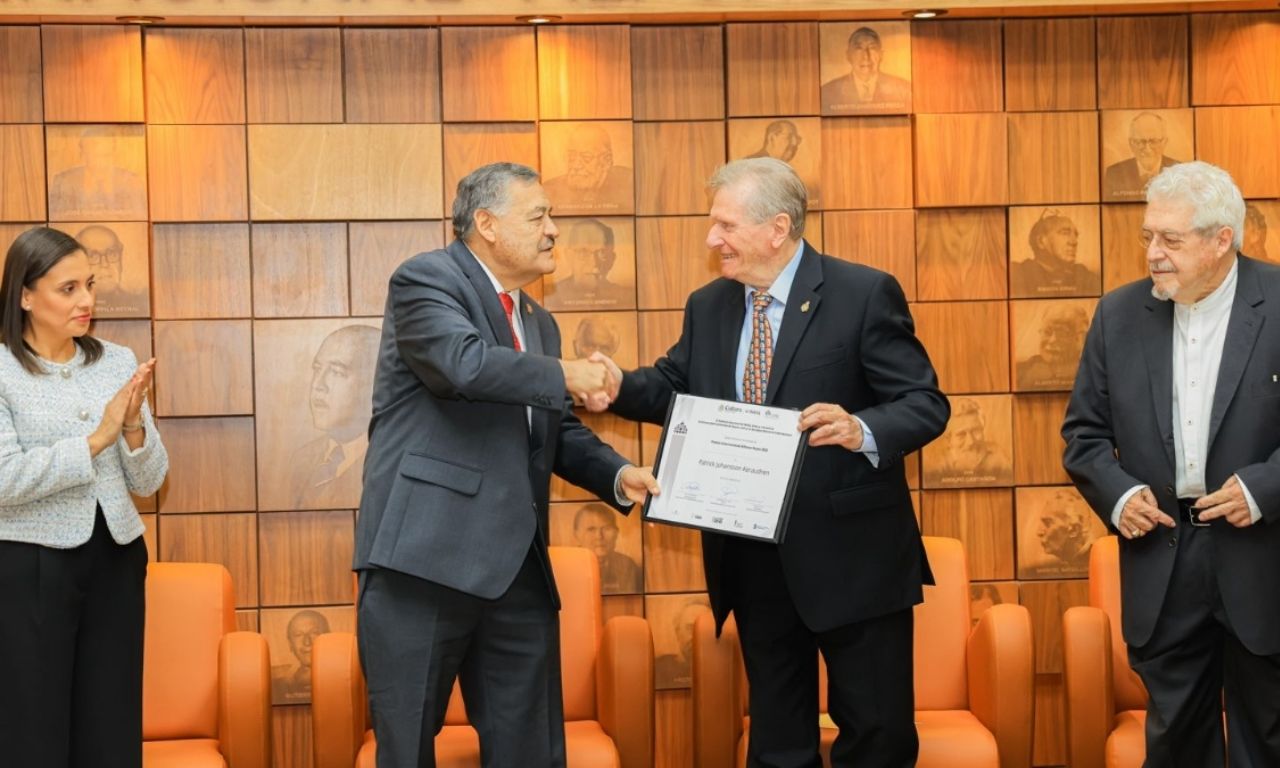 Entregan Premio Internacional Alfonso Reyes 2025 a Patrick Johansson