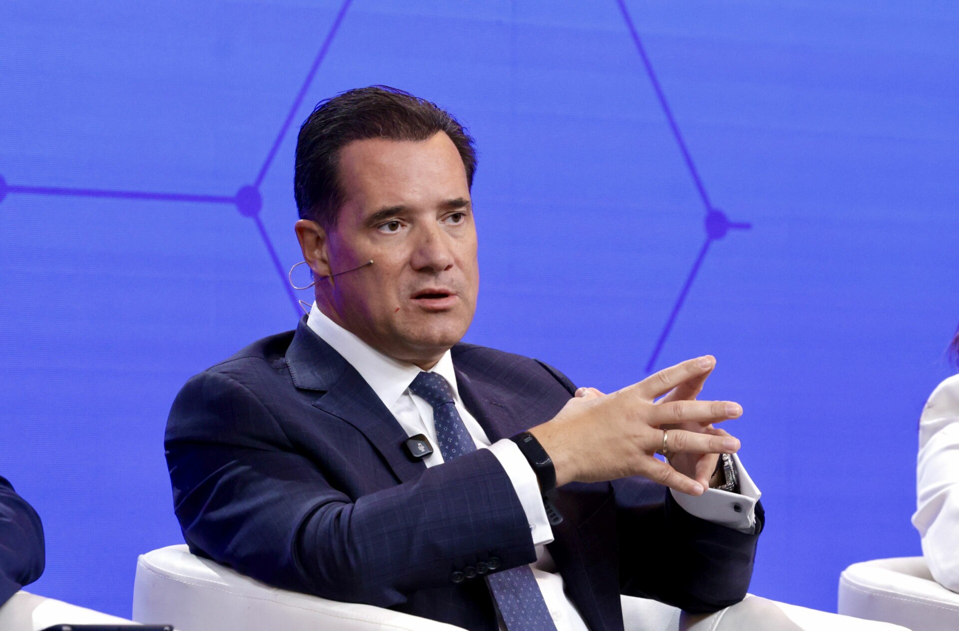 Οι “εκλεκτικές” σχέσεις των ΕΛΤΑ με την PwC, το μπαλάκι του Άδωνι στον ...