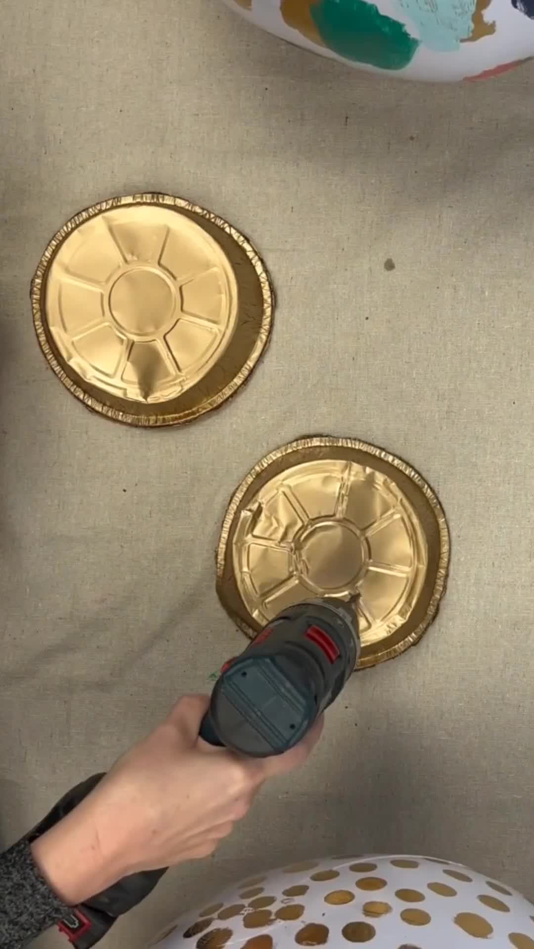 Grab a foil pan & a beach ball 🎅