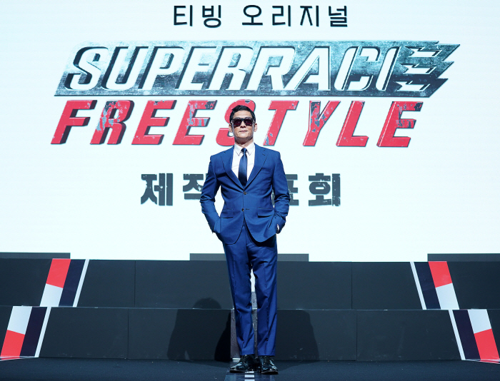 I'm the MC of freestyle Park Jun-hyung, but I can't see the cue card well. Kim Jin-pyo is ...