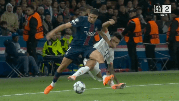 Hakimi bật khóc do đau đớn sau pha vào bóng triệt hạ của Diaz