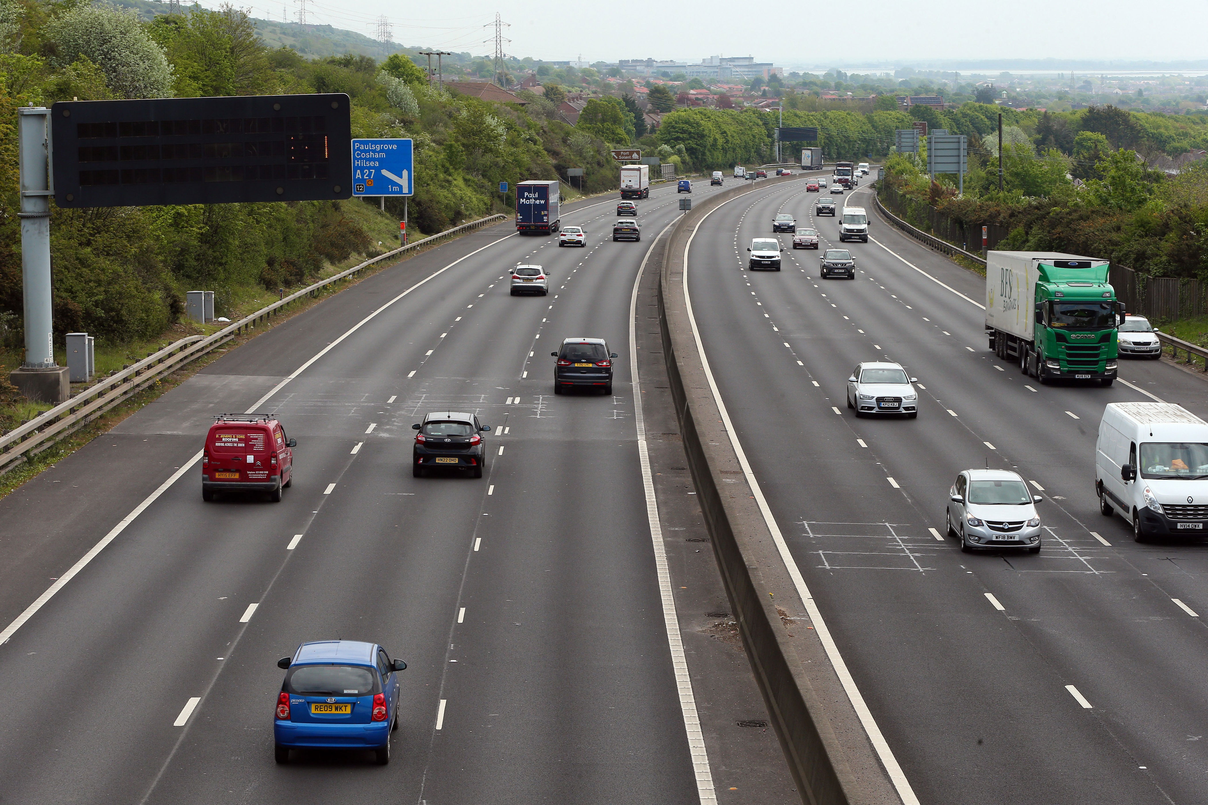 M27: "Long delays" on motorway between Salisbury and Southampton due to ...
