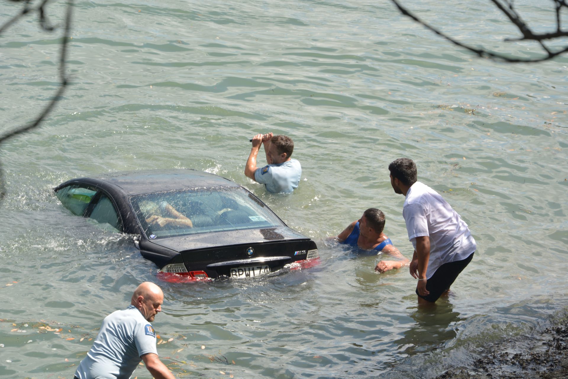 Step-by-step guide to escaping a sinking car before it’s too late