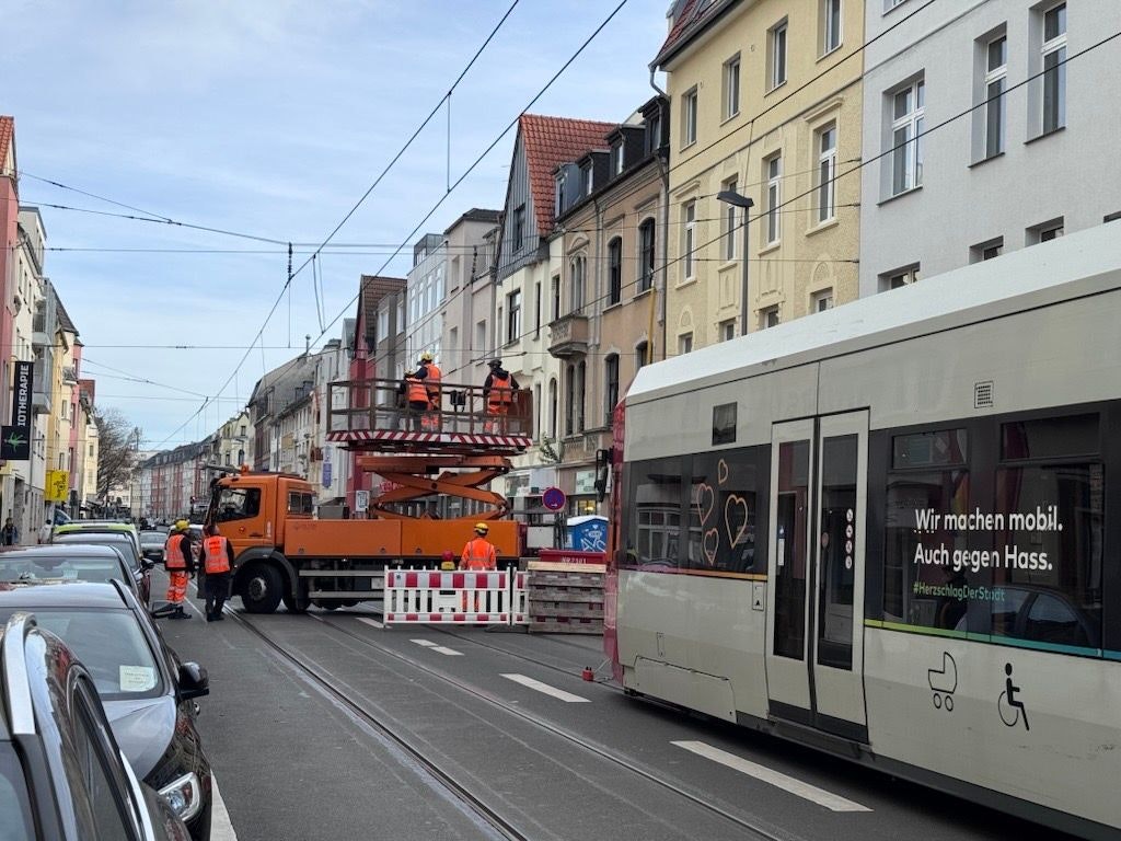 Nach fast zweistündiger Sperrung: Linie 9 der KVB fährt wieder durch