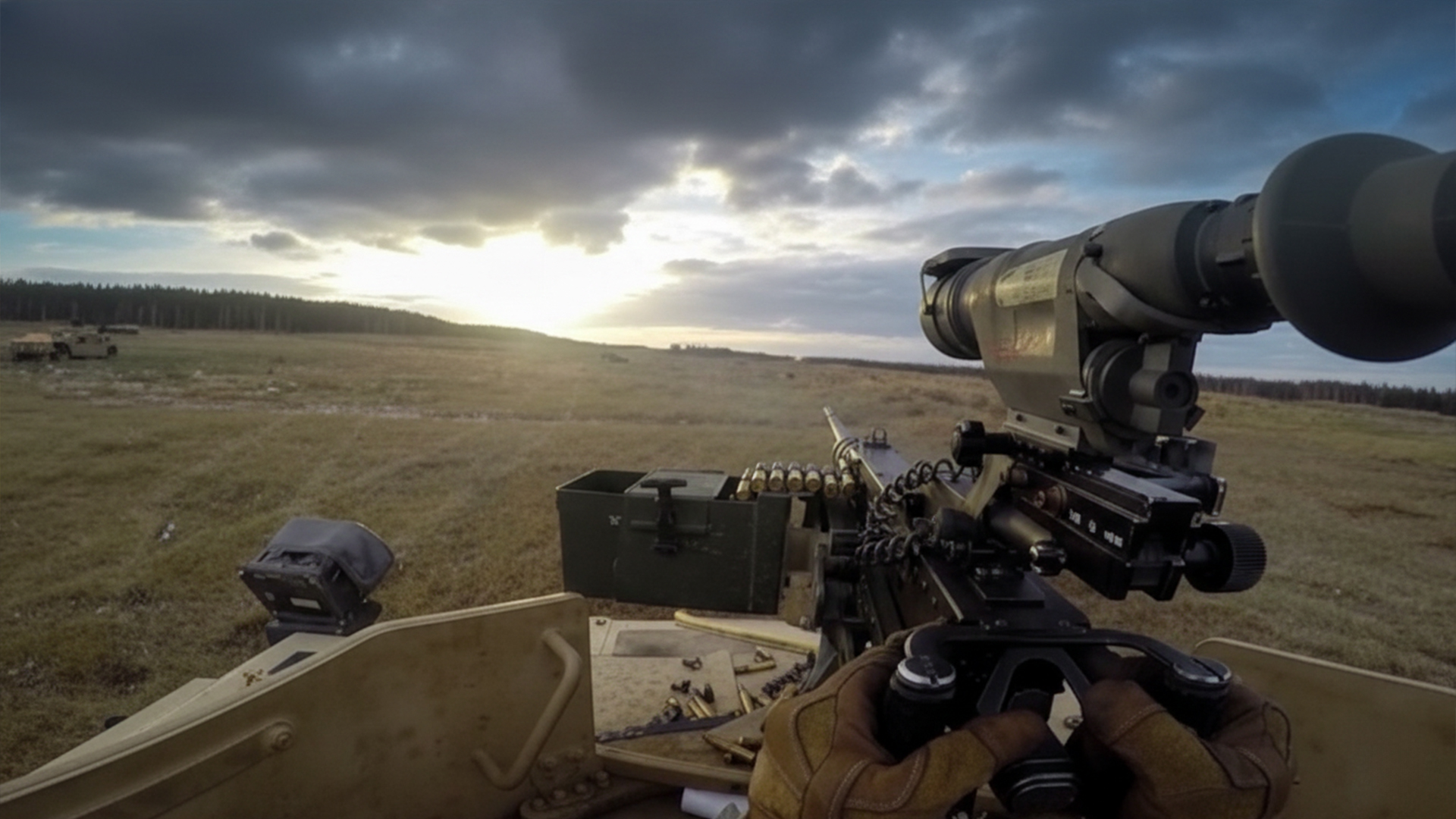 Vista en primera persona de un soldado disparando una ametralladora ...