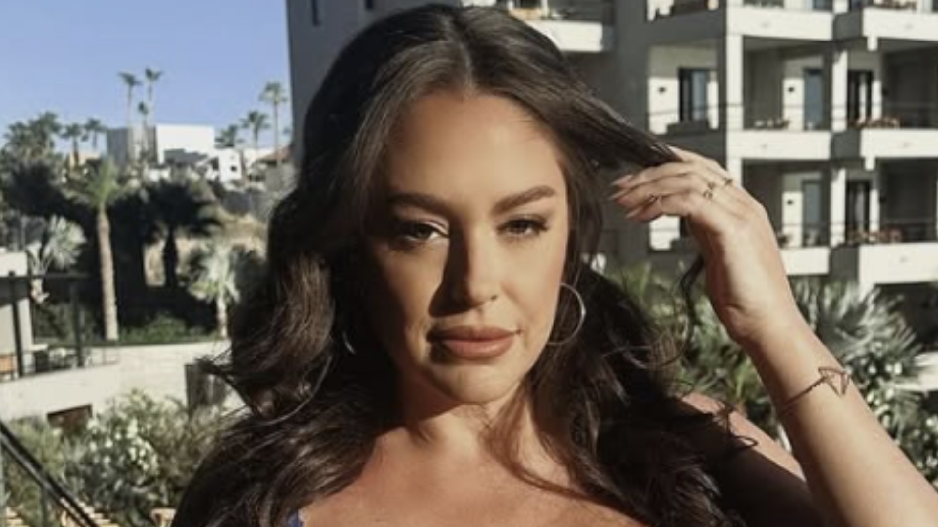 This model is showing off her curves and it's good for the soul
