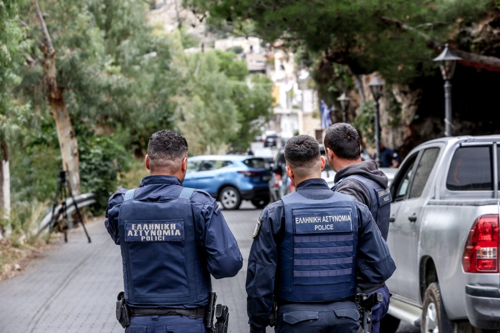 «Φέρε εδώ, δώσε μου την κάμερα, τι τραβάς ρε», επίθεση σε τηλεοπτικό ...