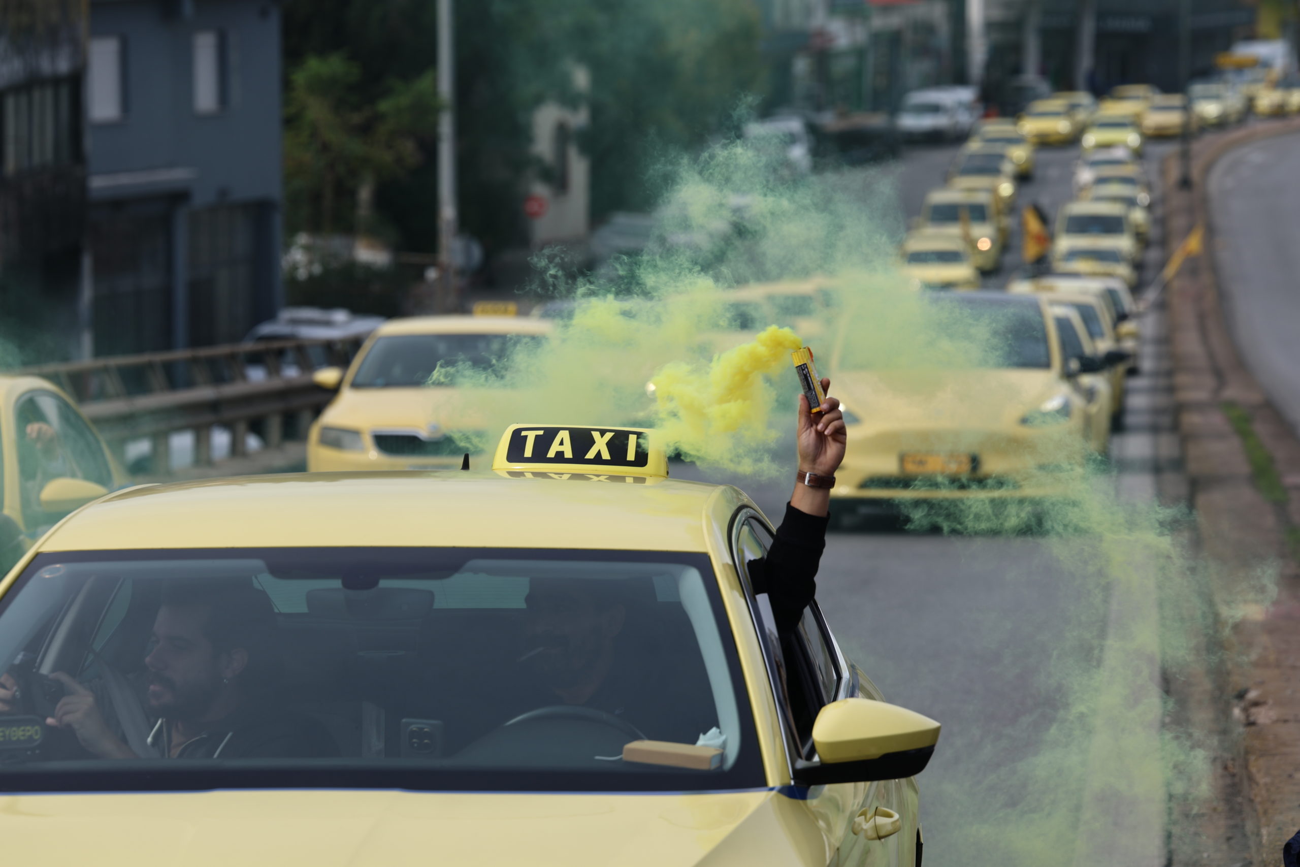 Ταξί: Με σημαίες και καπνογόνα η πορεία προς το υπουργείο Μεταφορών ...