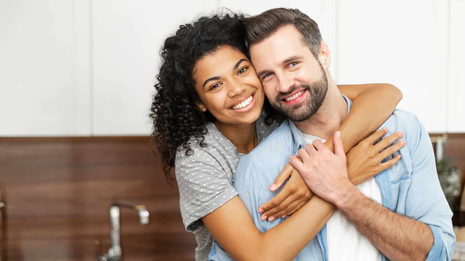 12 habits of happy couples that require less than 5 minutes a day