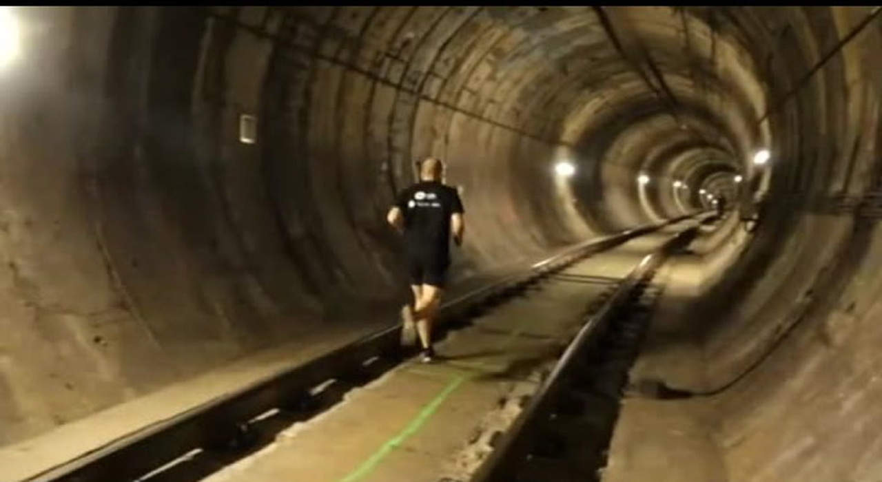 Barcellona, nei tunnel della metro la corsa per i 100 anni della rete
