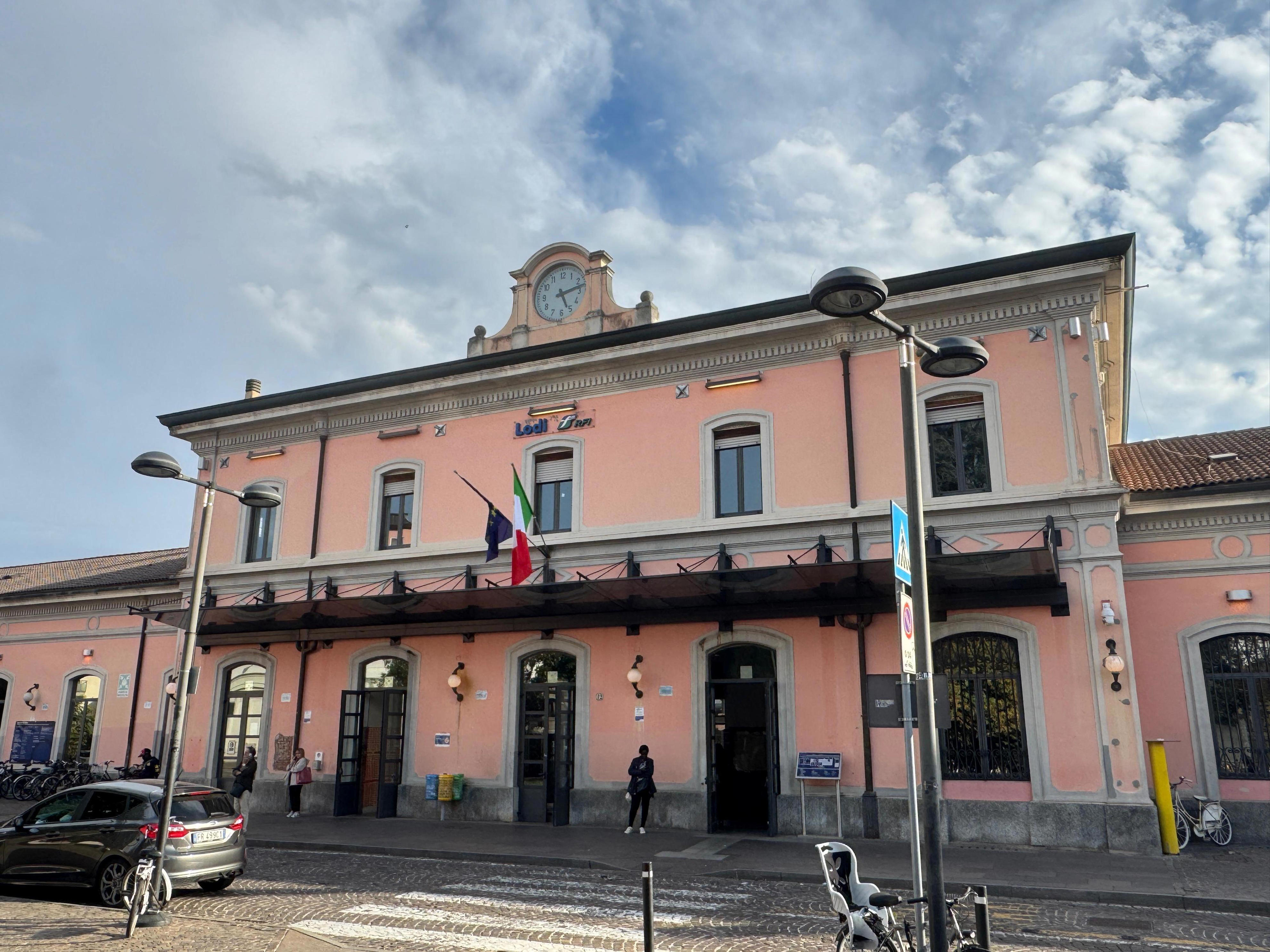 Codogno, rissa sui binari della stazione: treni bloccati per un quarto ...