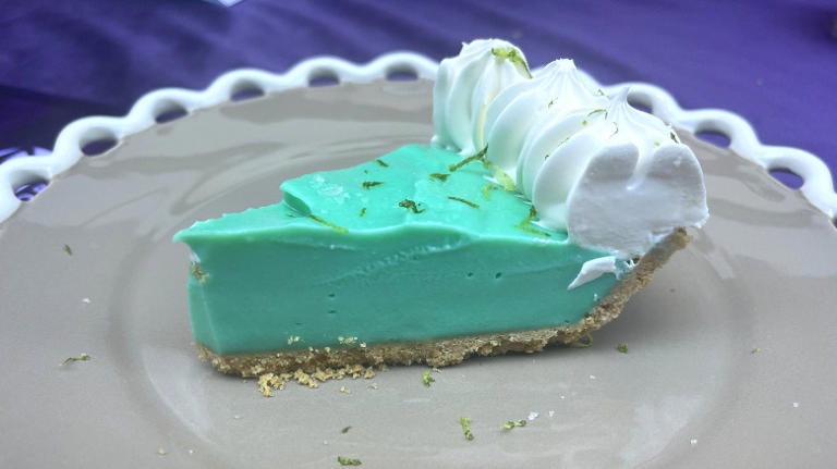 Review: Taco Bell's Mountain Dew Baja Blast Pie Is The Pinnacle Of Fast ...