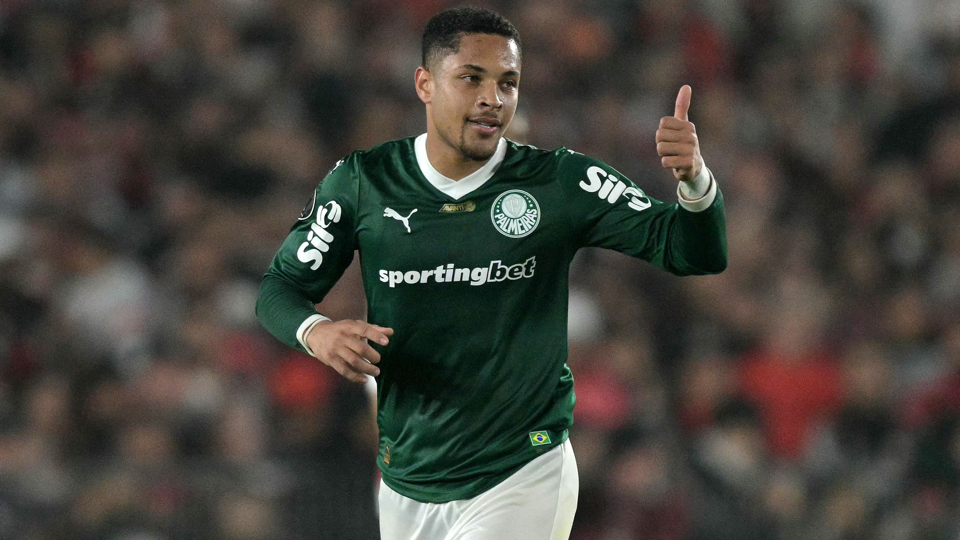 Vitor Roque waiting on €50m Premier League offer with Man Utd & Chelsea ...