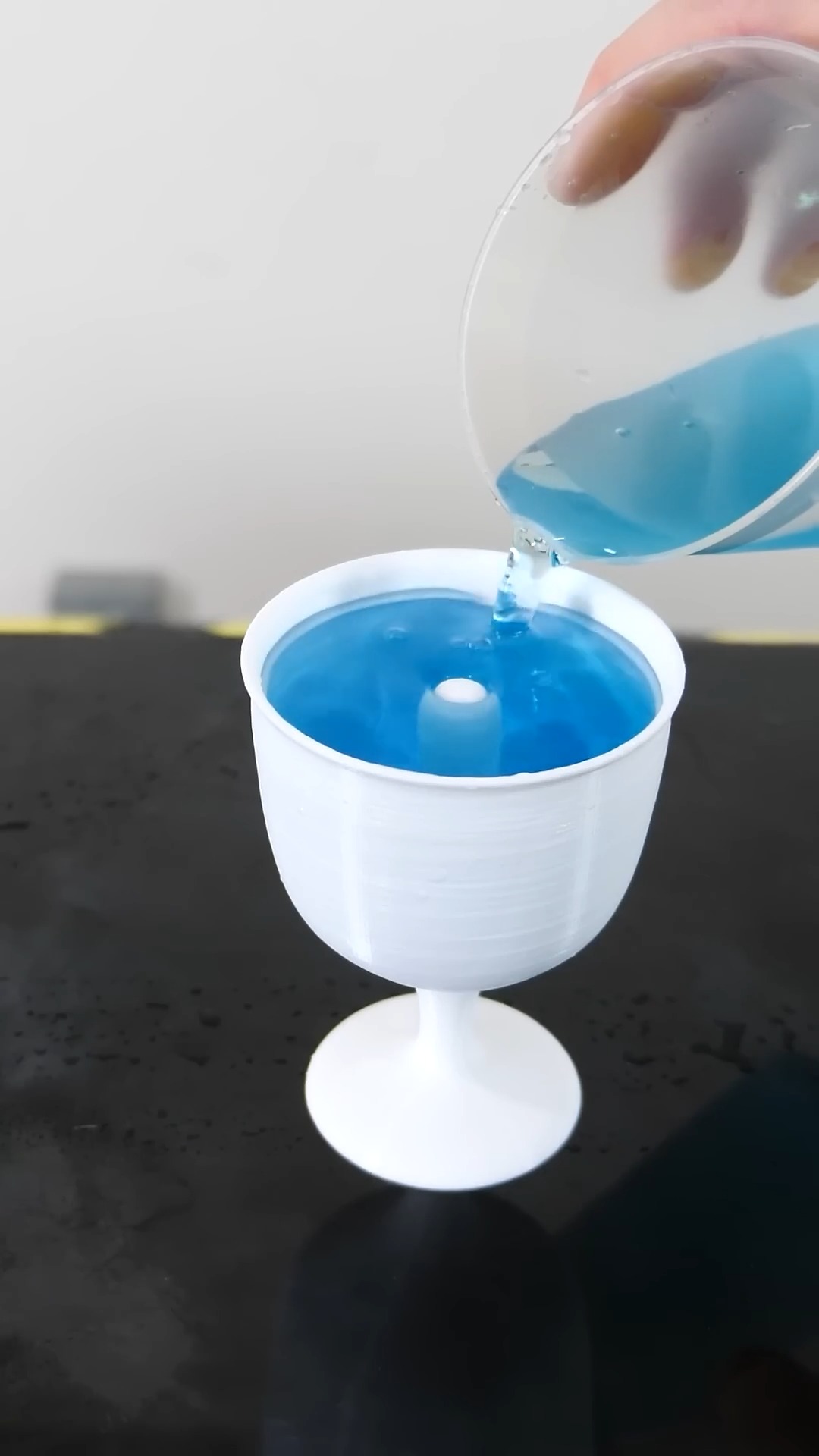 The physics behind the greedy cup