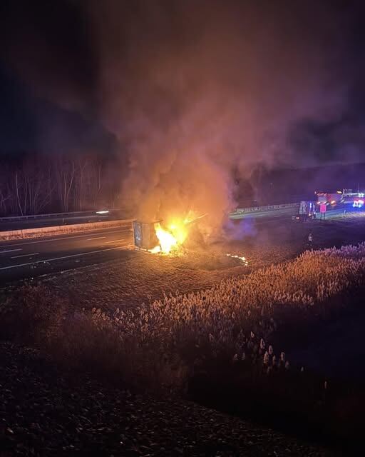 Tractor trailer fire closes shoulder on I-84 in Tolland