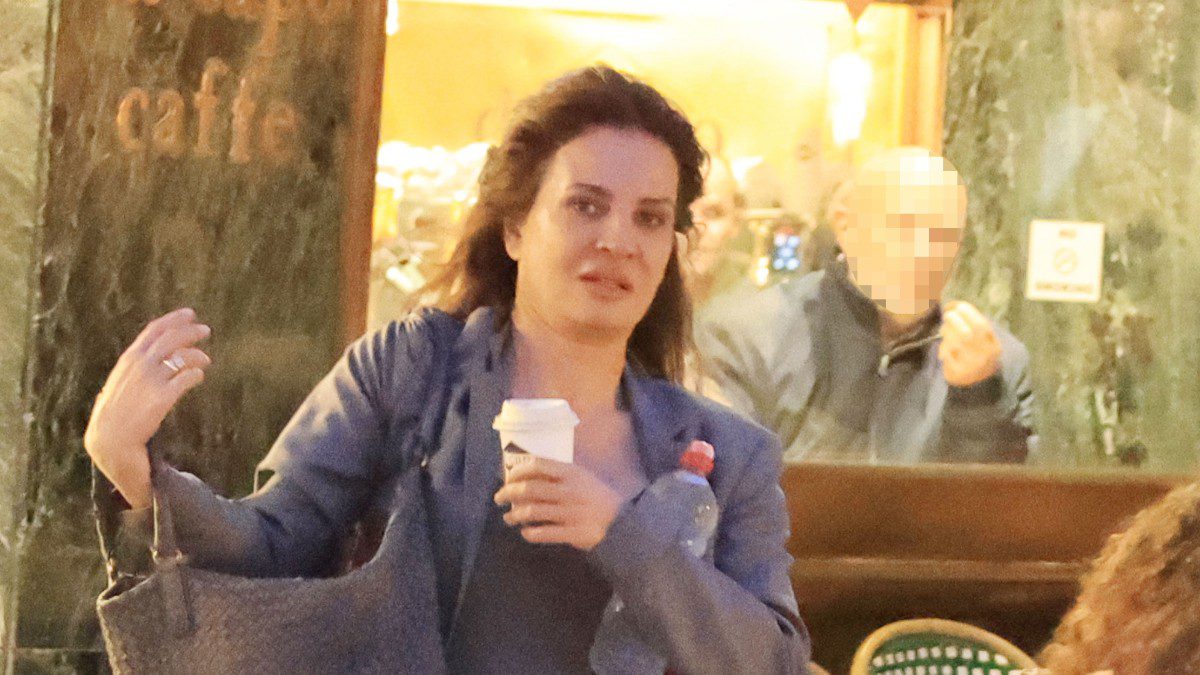 Η Δήμητρα Ματσούκα στο Κολωνάκι – Ξέγνοιαστη περιήγηση και στάση στο ...