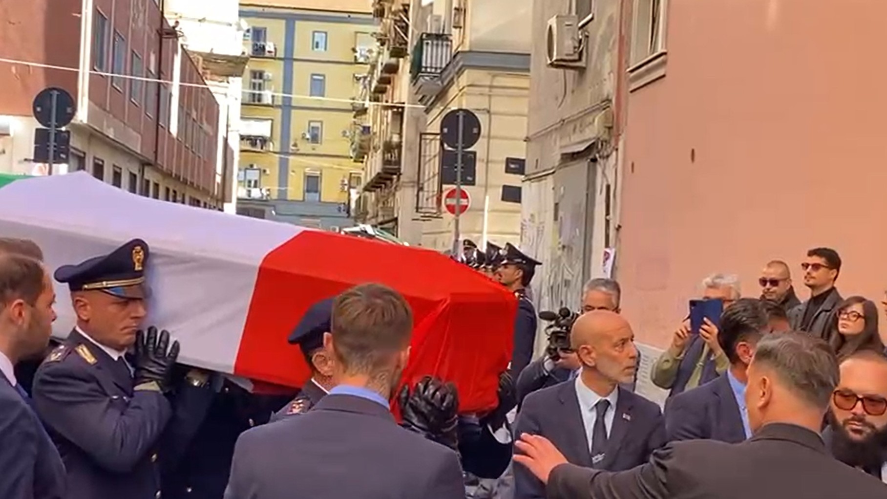 DIRETTA. I funerali di Aniello, il poliziotto morto: l’arrivo del ...