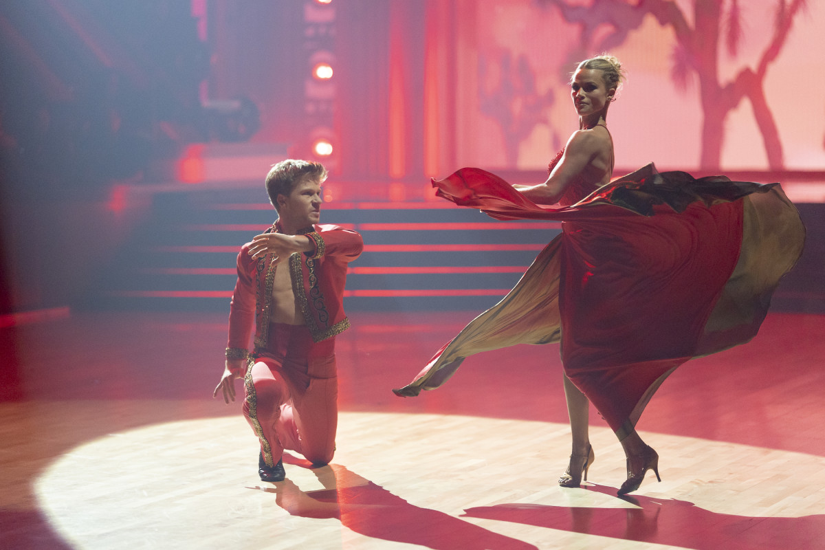 Robert Irwin Finds His ‘Dance Mom’ in ‘DWTS’ Pro Witney Carson