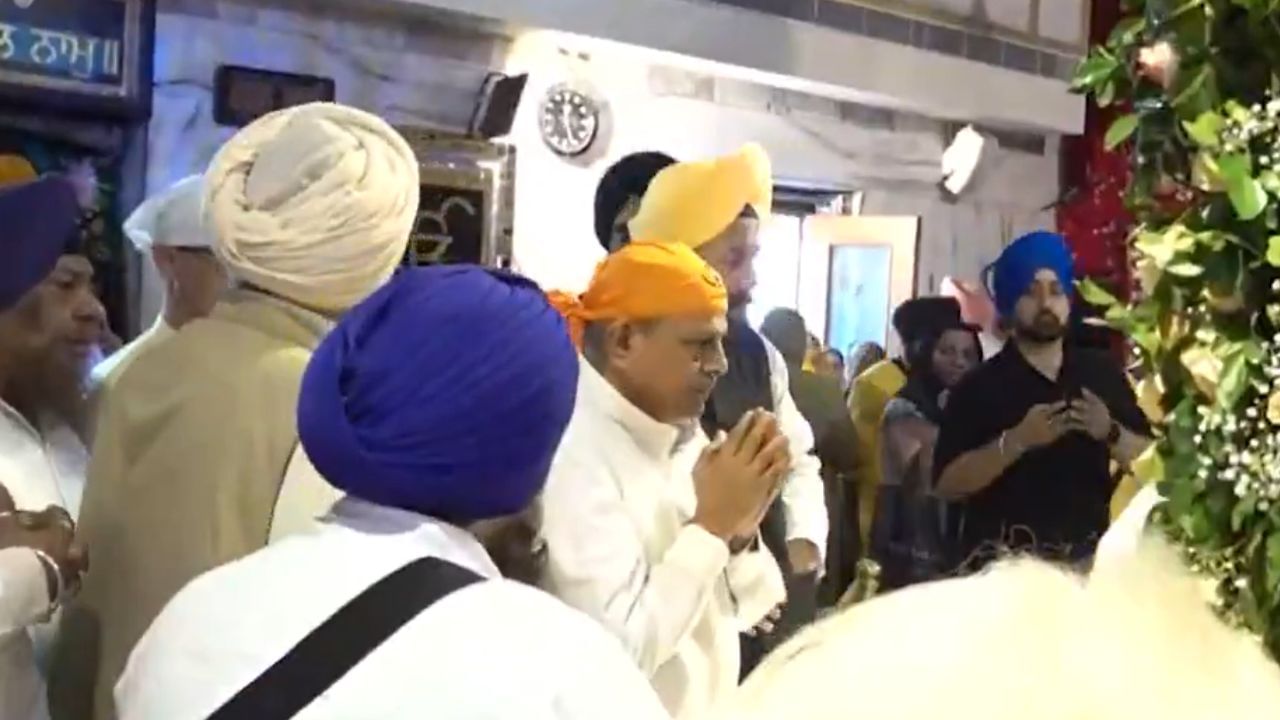 RSS leader Dattatreya Hosabale offers prayers at Gurdwara Nanak Piao on ...