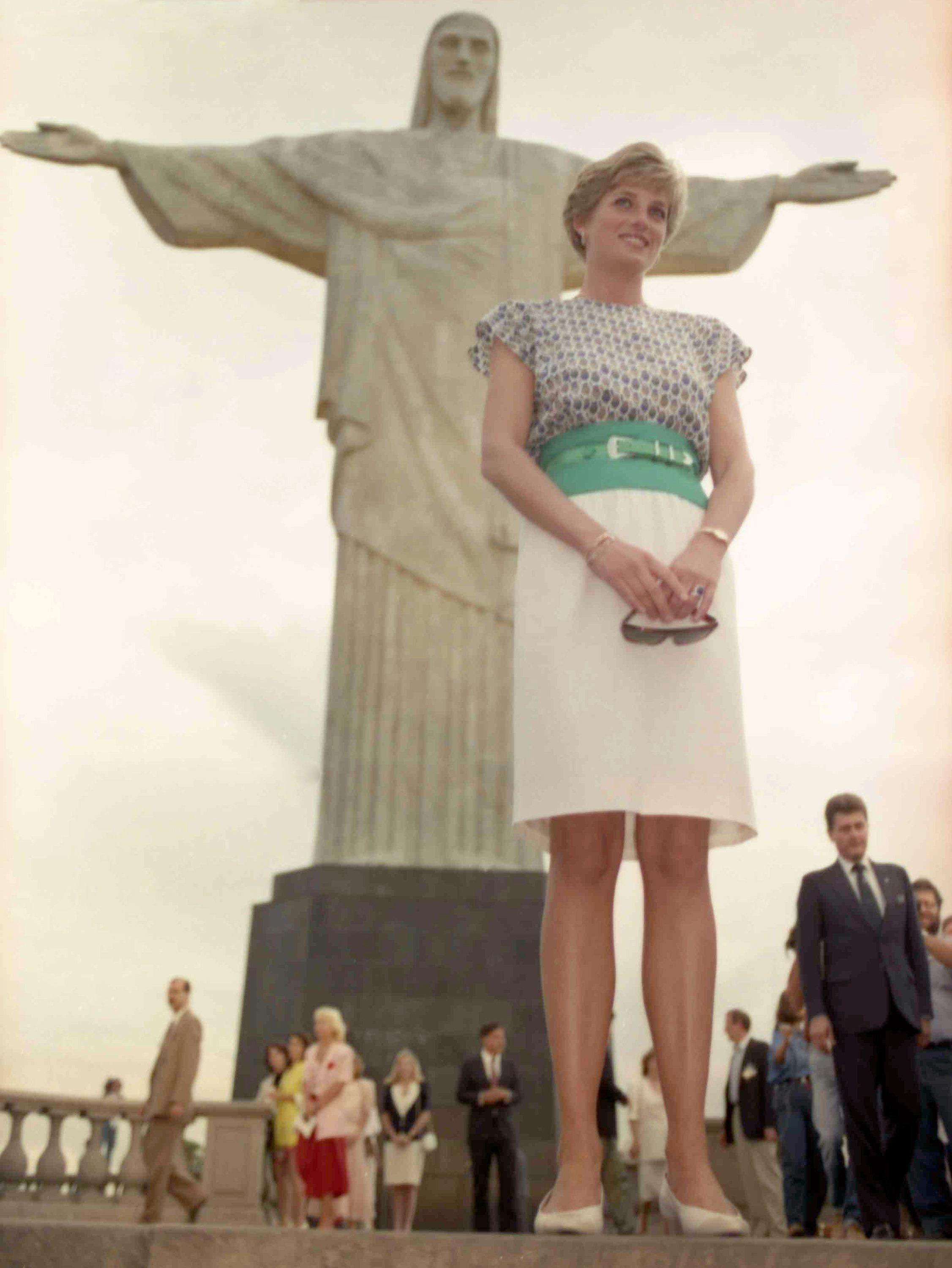 William follows in mother Diana's footsteps with statue photo