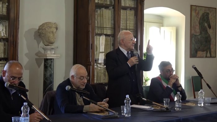 De Luca ad Ariano: "Dio c'è e io vi guardo dall'alto, la bretella si farà"