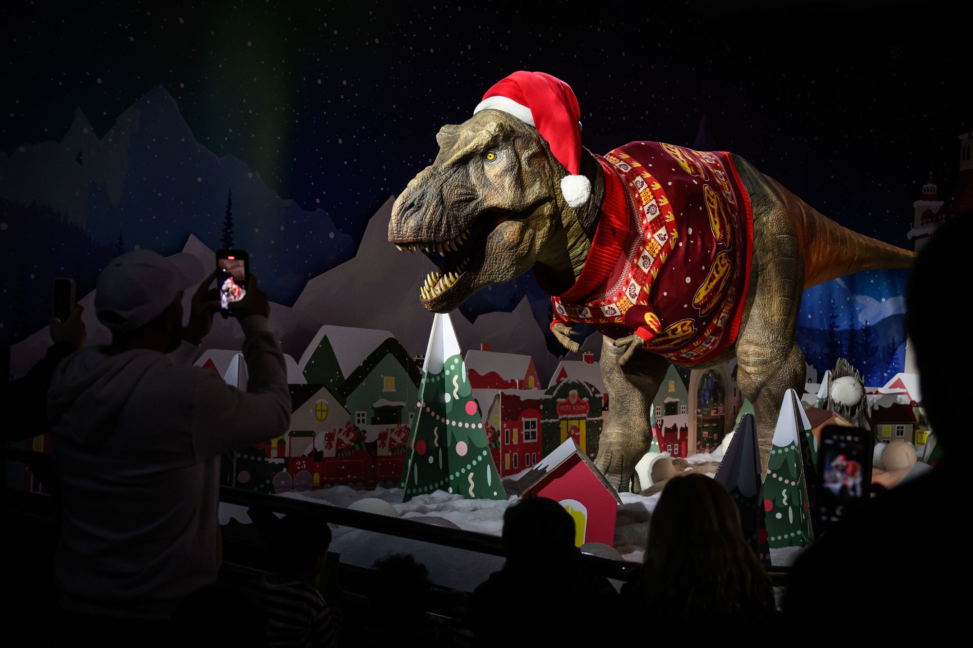 Santa Jaws! The Natural History Museum's T-Rex has got his Christmas ...