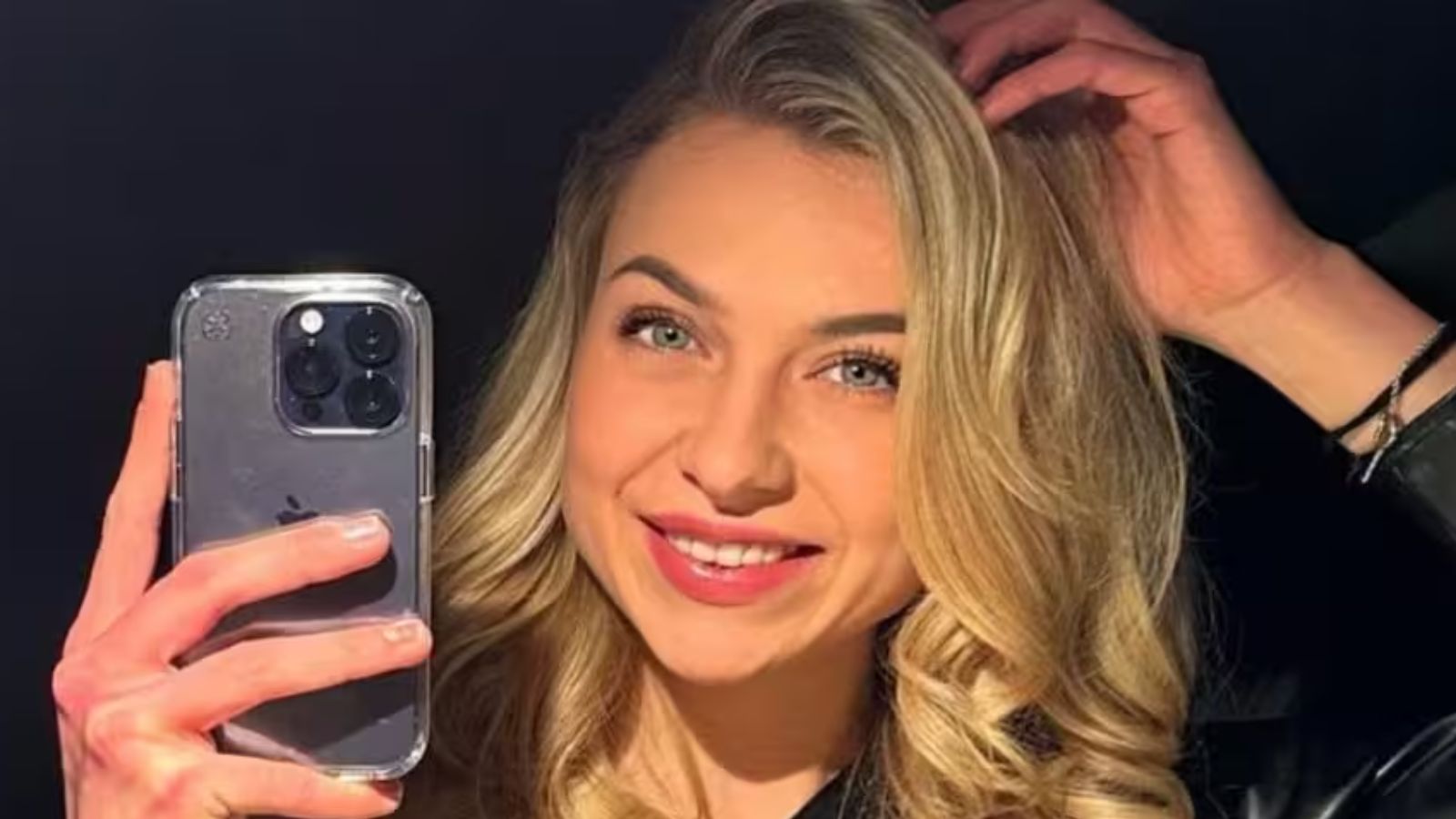 Joy Beune zet Instagram in vuur en vlam met foto in lingerie op bed