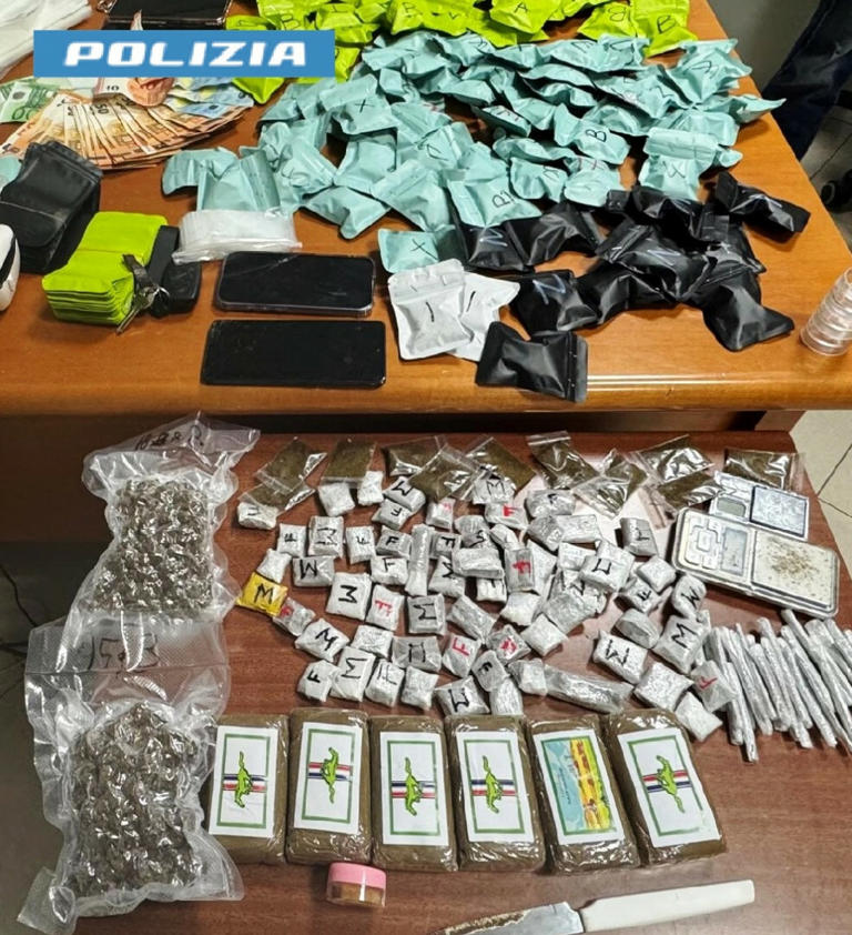 Napoli, fermato 42enne con 97 involucri di hashish e 86 di marijuana