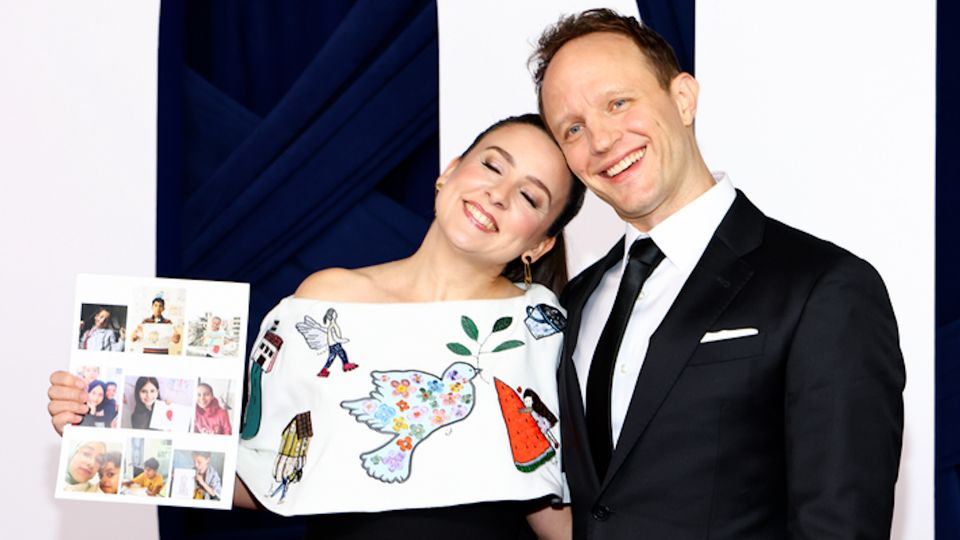 Ms. Rachel wears dress with children’s artwork from Gaza