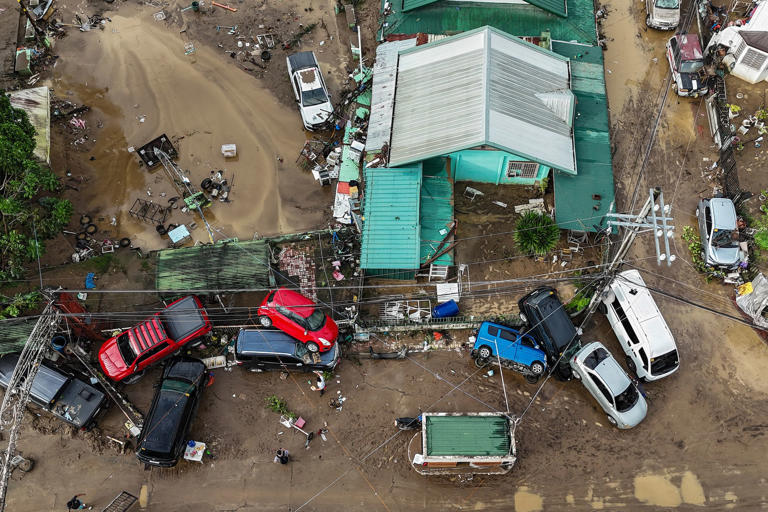 Death toll due to 'Tino' tops 100 as Philippines digs out after typhoon