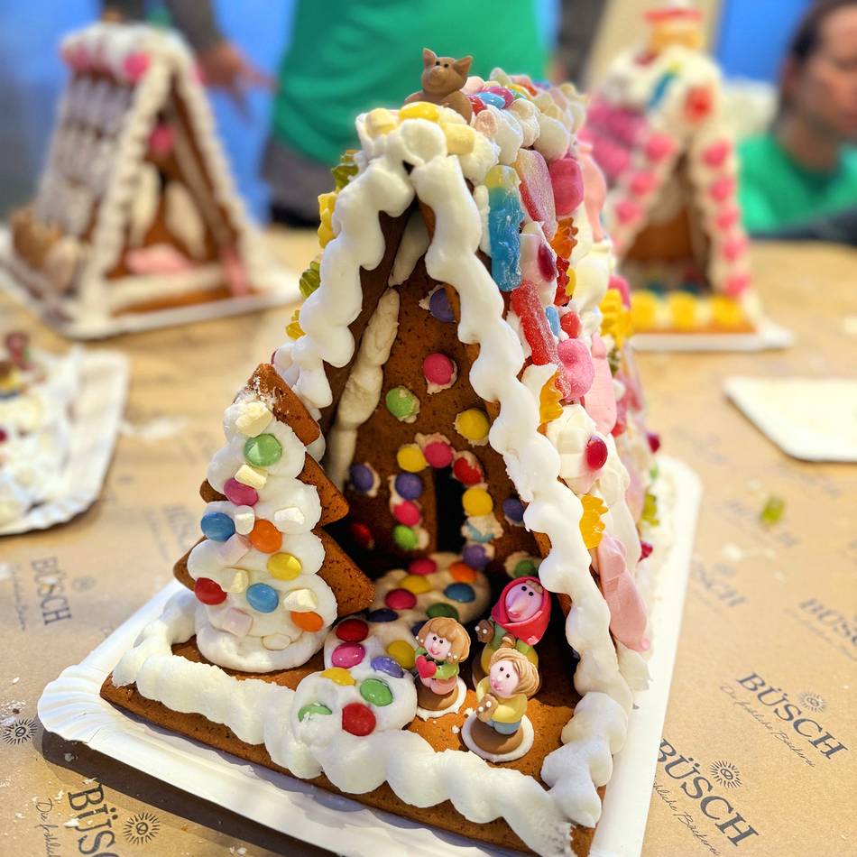 Kinder basteln Lebkuchenhäuschen