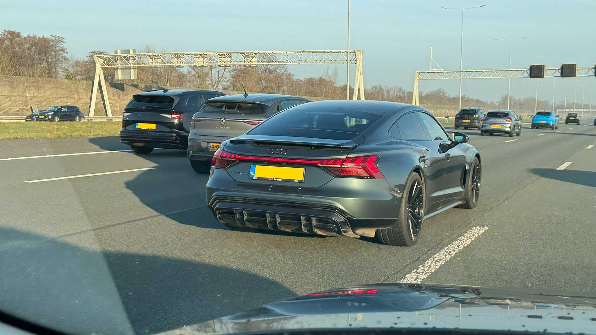 We rijden minder in de auto, maar toch worden er meer kilometers ...