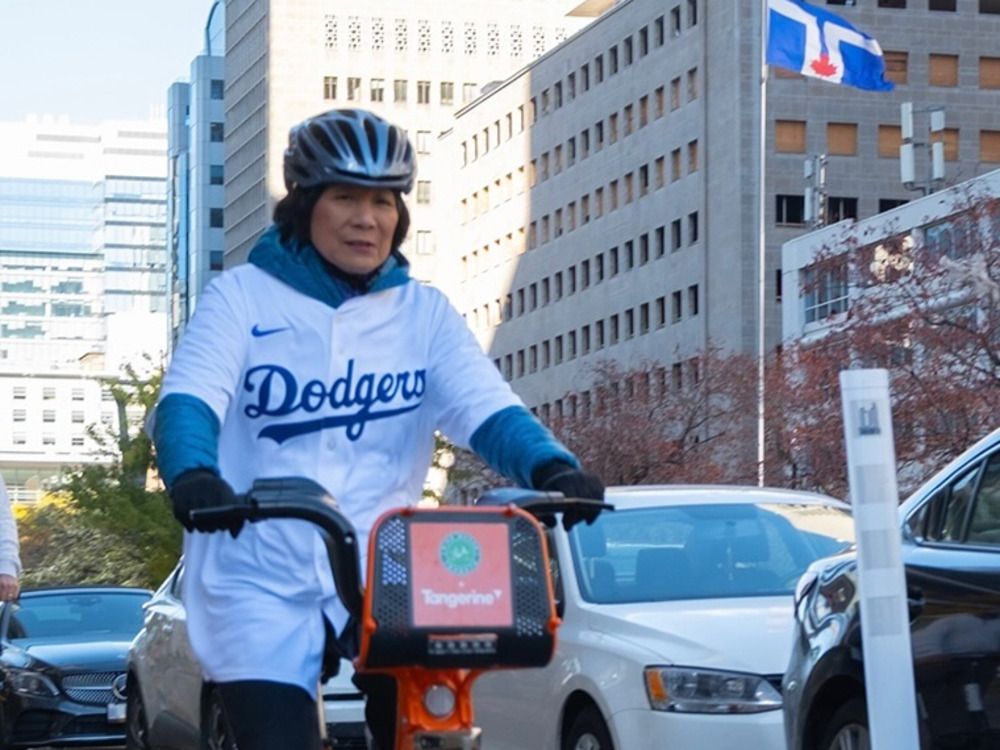 Olivia Chow loses a bet to Los Angeles mayor, wears Dodgers jersey after Jays' defeated