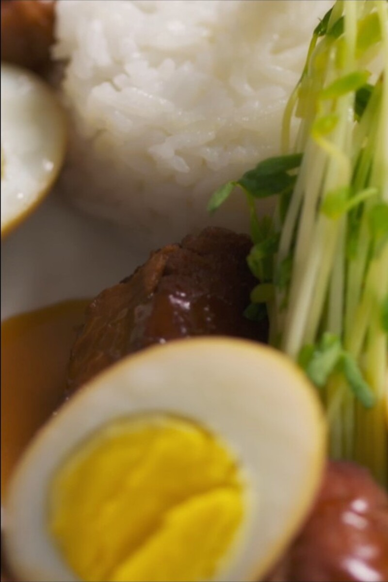 rica sopa tailandesa kai palo con cerdo caramelizado y especias