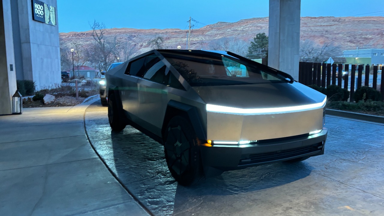 Report: Musk uses SpaceX orders to prop up weak Cybertruck sales