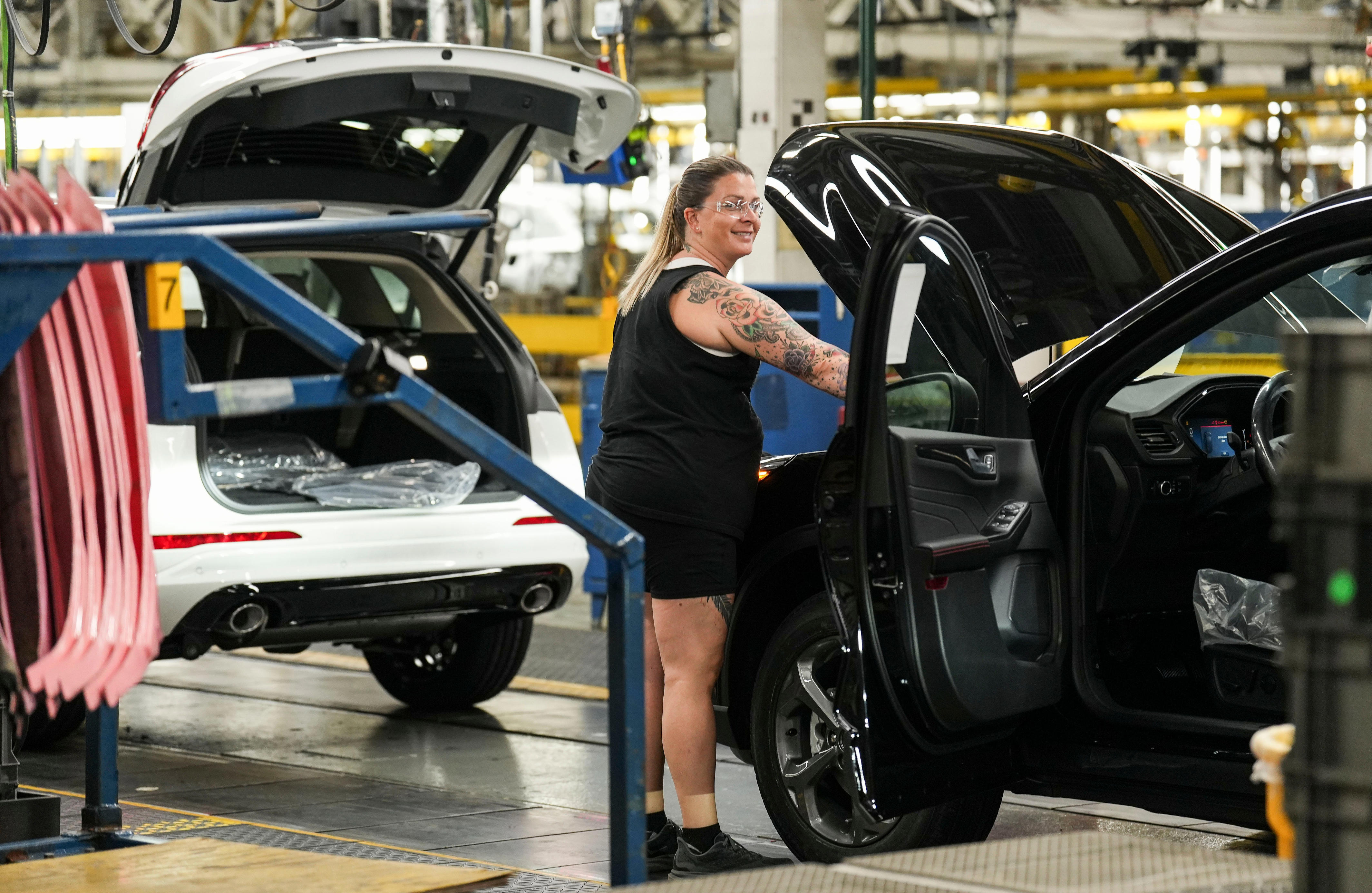 Ford halts production at LAP following UPS plane crash in Louisville ...