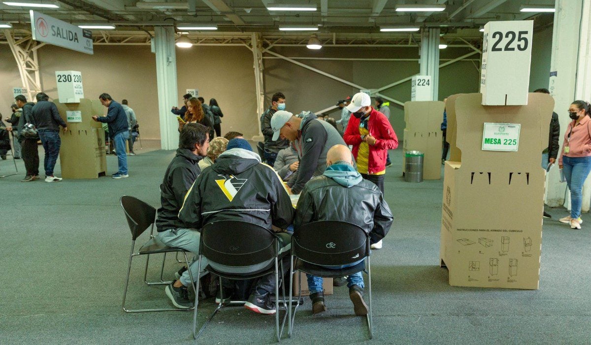 Centro domina ideología política en Colombia, pero partidos no lo ...