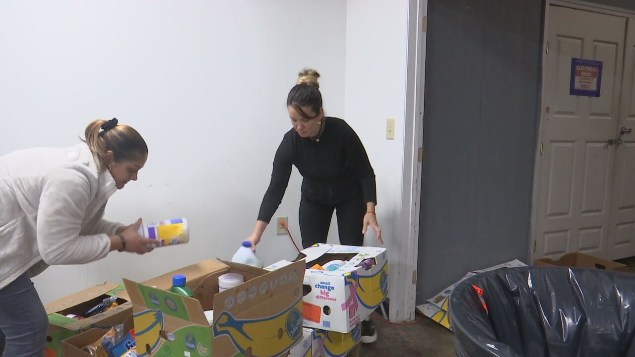 Camino reparte cajas de alimento tras pausa a beneficios SNAP