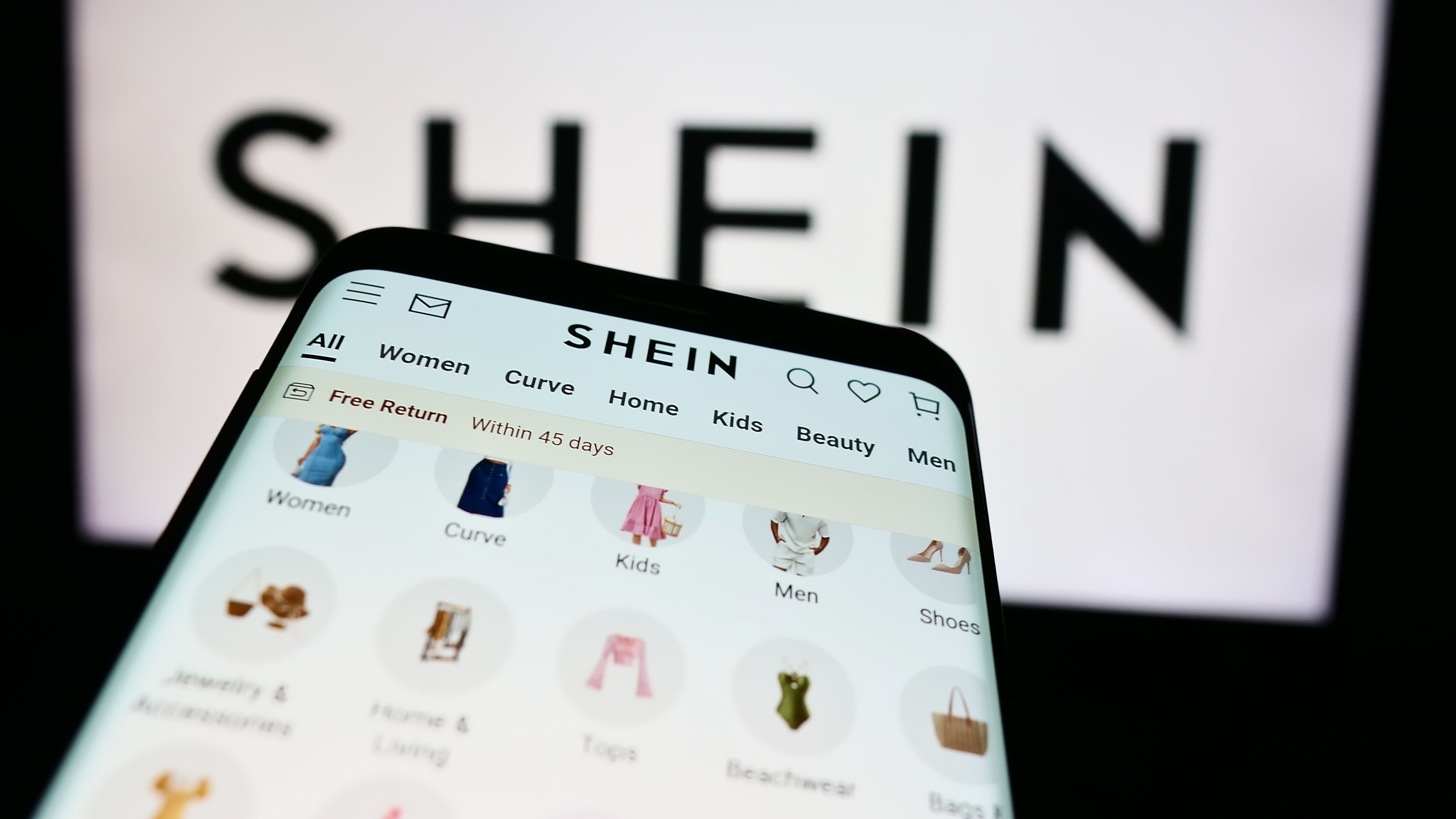 Shein może być zakazany we Francji. Powodem kontrowersyjny produkt