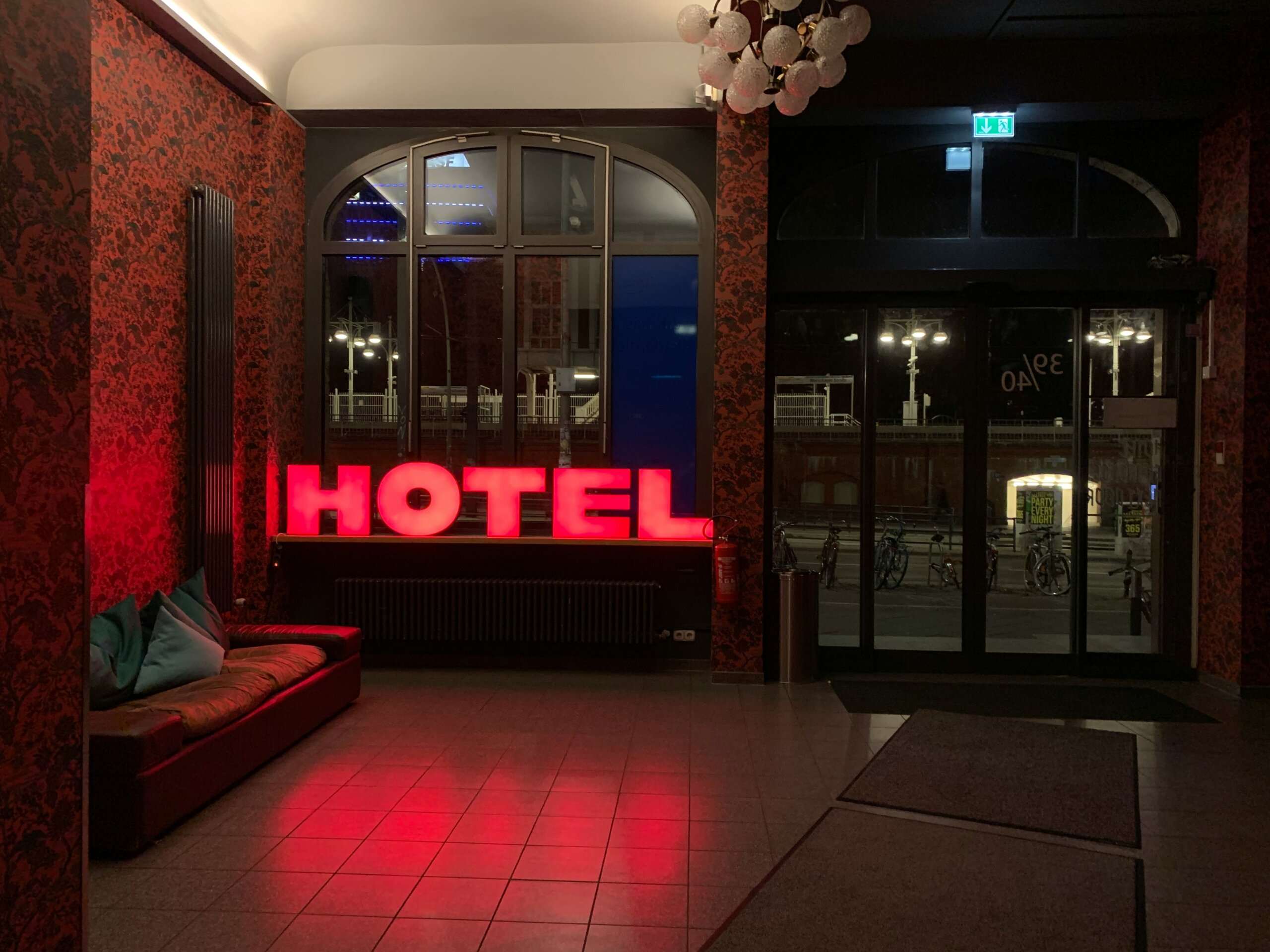 14 Hotel Red Flags You'll Spot the Moment You Check In