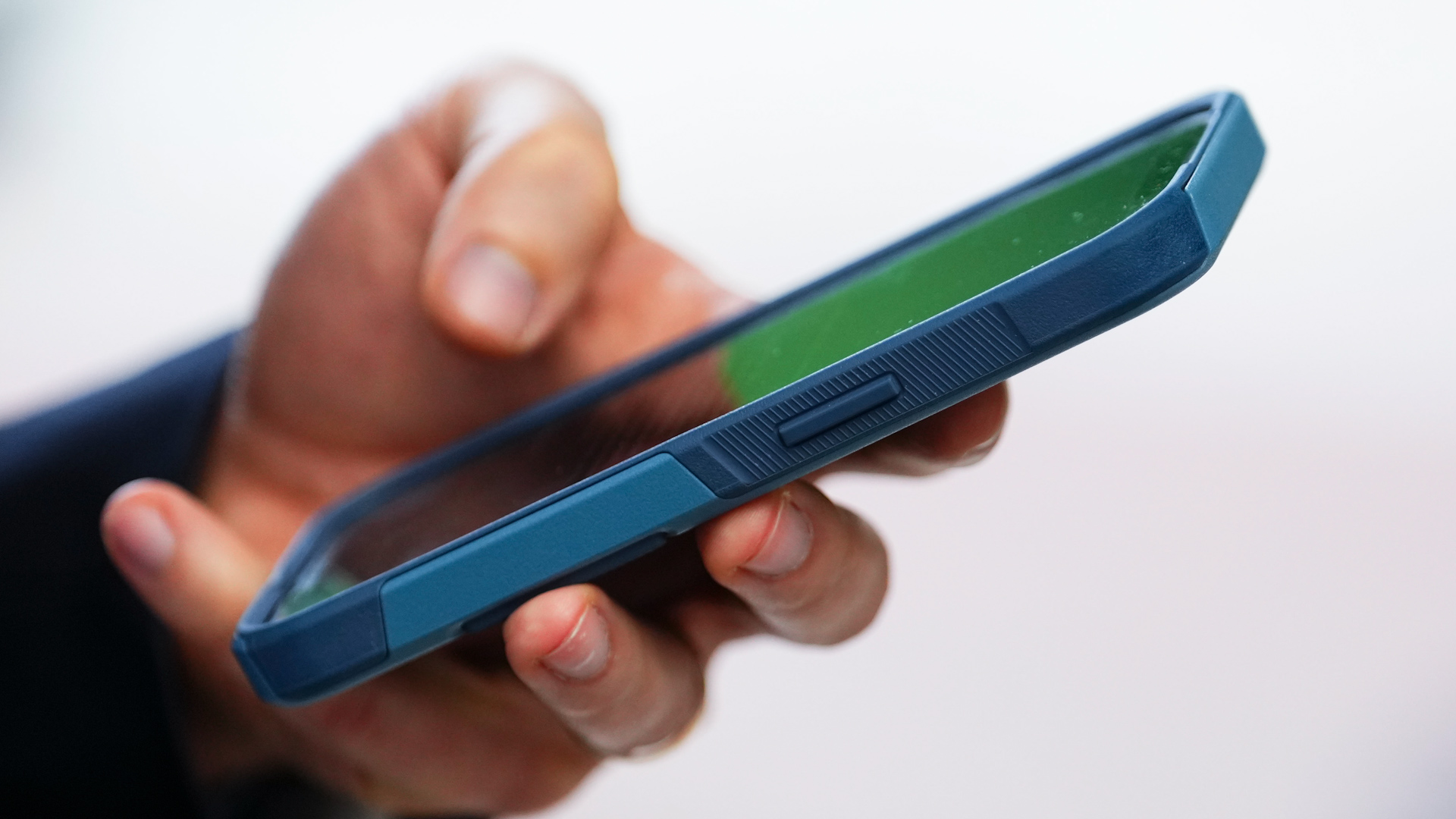 Ottawa announces measures to cut telecom costs