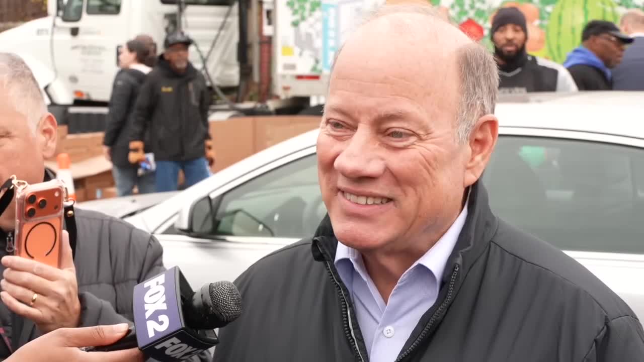 Detroit Mayor Mike Duggan speaks at food bank