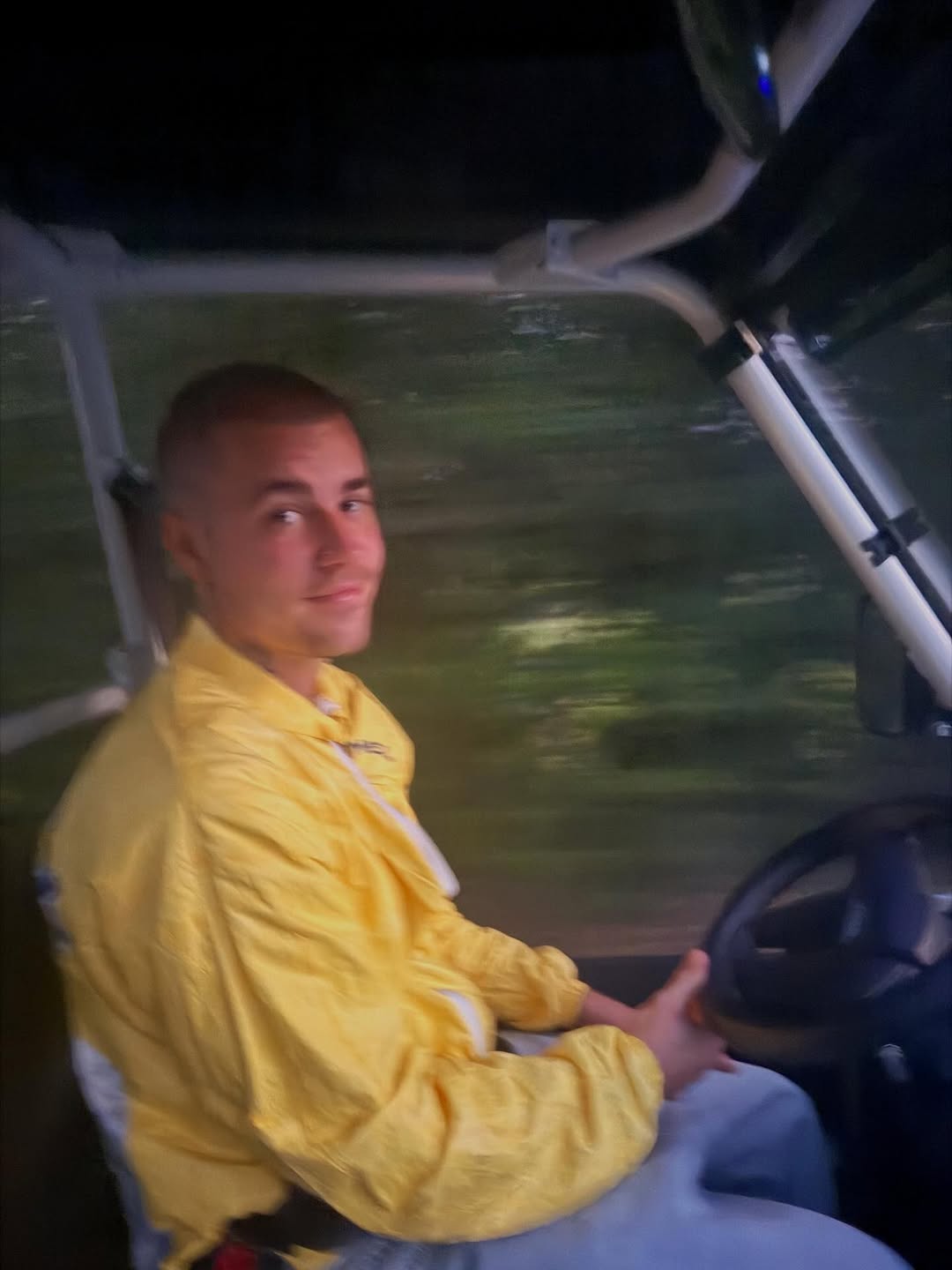 Justin y Hailey Bieber se dan un tierno beso en el cumpleaños de ...